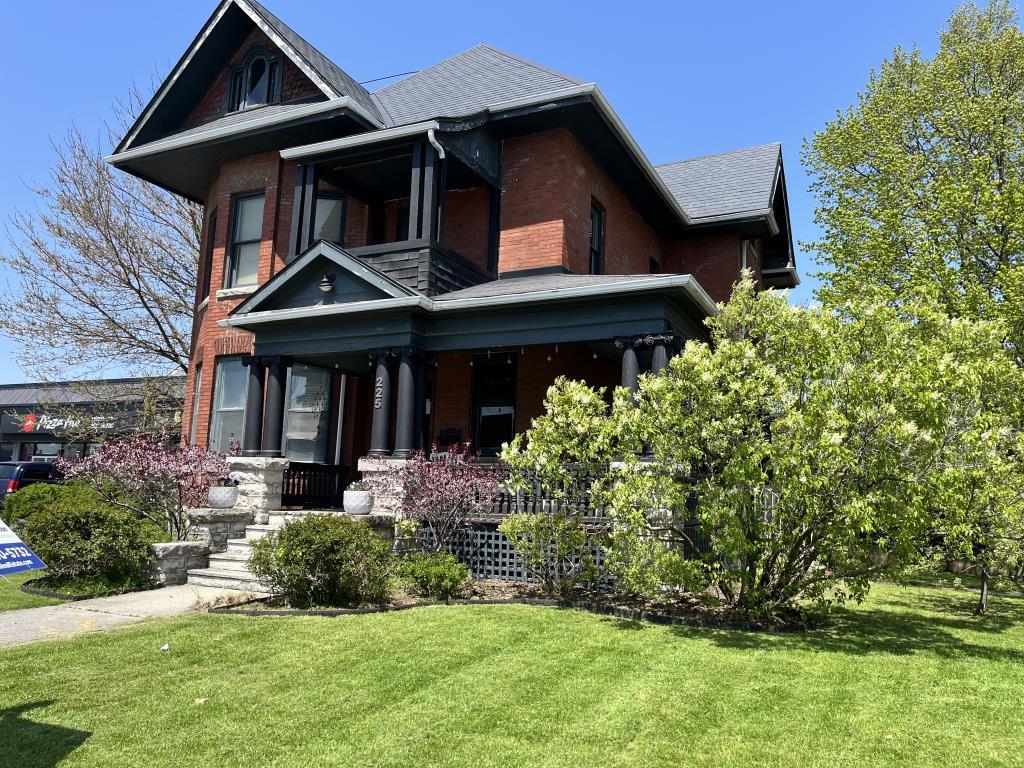 Passmore House - Dunnville, ON Inn for Sale