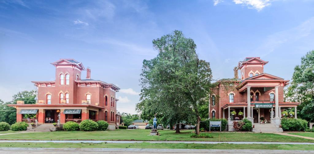 Twin Lyons Mansions - Fort Scott, KS Inn for Sale