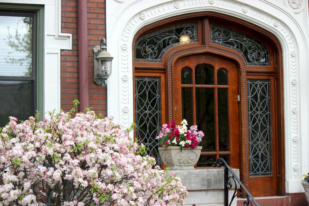 Fleur-De-Lys Mansion - St. Louis, MO Inn for Sale