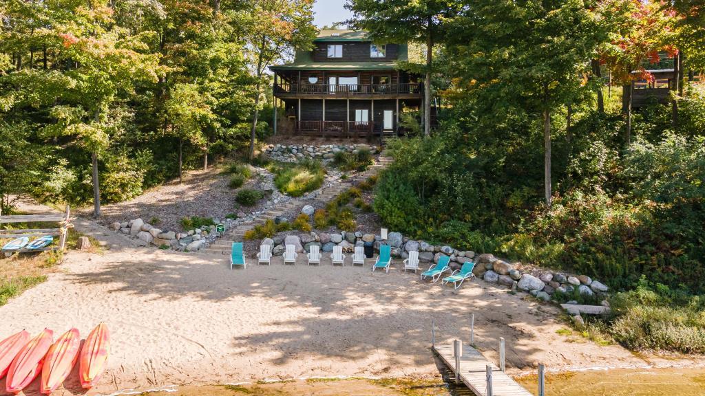 Northern Michigan Waterfront Inn - Lake Ann, MI Inn for Sale