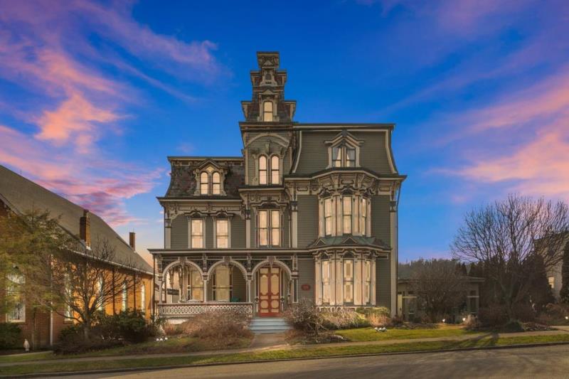 Montgomery Mansion - Photos