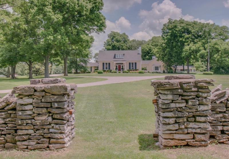 The Mayfield House in Brentwood - Photos